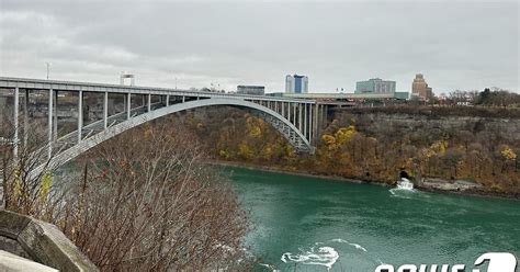 [포토] 미국 캐나다 잇는 레인보우 브릿지