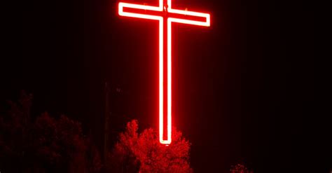 有关christian Cross 交叉照明 亮红 信仰的象征 信仰符号 充满活力的光芒 光环效应 十字架剪影 发光的十字架 发红光 基督教之光 夜晚的信仰 夜景