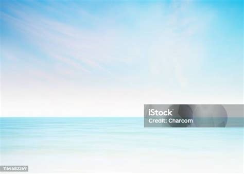 수평선 열대 모래 해변에 흐릿한 시원한 바다 배경 햇살 스카이 서핑 여름 구름과 밝은 푸른 파도 바다를 만지는 리조트 데크에서 하늘의 마음전망과 함께 편안한 야외 휴가 0