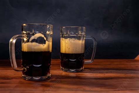 테이블에 놓인 생맥주 머그 배경 및 무료 다운로드를위한 그림 Pngtree