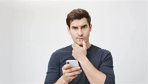 تصویر مرد جوان با موبایل در حال فکر کردن ایران پیک پیکفری