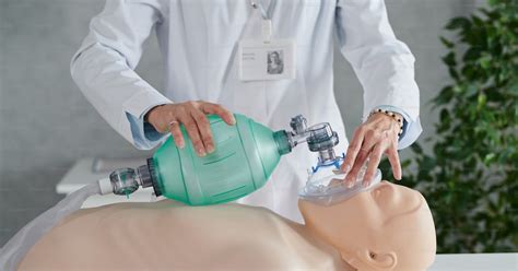 산소 마스크를 쓴 마네킹에서 환자의 소생을 보여주는 흰색 코트를 입은 의료 종사자의 클로즈업 사진 Unsplash의 산소 마스크 이미지