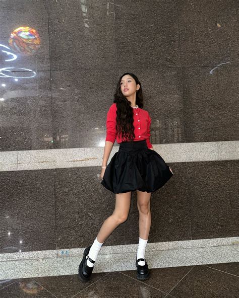 오마이걸 미미 레드로 완성한 세련된 미니 스커트 룩
