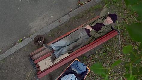 训练结束后 一个疲惫的人从地板上站起来 尽管疲劳仍在继续前进mov40962160px视频素材下载 编号4896831 潮点视频