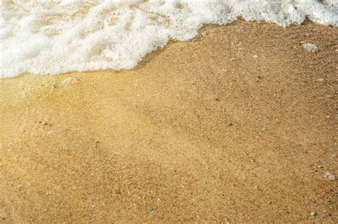 모래 사장으로 흐르는 하얀 거품과 함께 바다 파도의 클로즈업 해변에서의 해변 휴가와 가족 주말을 주제로 맑은 물이 있는 배경 0명에 대한 스톡 사진 및 기타 이미지 Istock