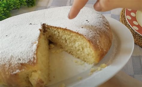 2 яйца малко мляко и захар изсипвам в тигана и правя най бързата и СОЧНА ТОРТА Направете