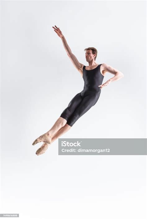 전문 발레 댄서인 젊은 백인 운동선수가 검은 양복을 입고 스튜디오에서 춤을 추며 포즈를 취한다 감정에 대한 스톡 사진 및 기타