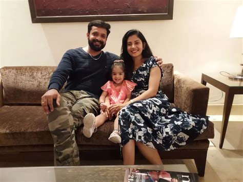 ‘நெடுஞ்சாலை பட நடிகையின் கணவரை பார்த்துள்ளீர்களா… அழகிய குடும்ப