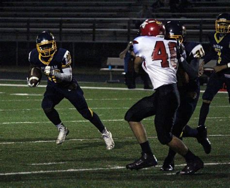 Damond Davis Helps No 15 Putnam Football Top No 13 Westfield