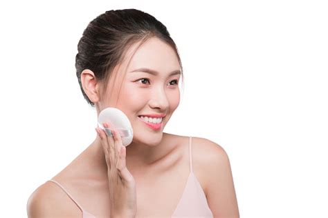 파우더 퍼프를 사용 하 여 몇 가지 가루를 적용 하는 아름 다운 젊은 아시아 모델의 초상화 메이크업 화장품에 대한 스톡 사진 및 기타 이미지 메이크업 화장품 면