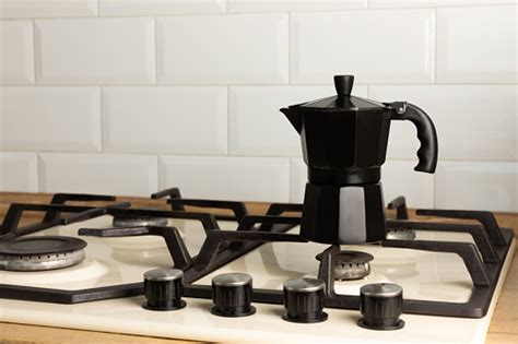 식탁에 모카 냄비 갈색 질감 배경에 간헐천 커피 메이커 아침 개념입니다 모닝 커피 복사를 위한 공간입니다 텍스트를 위한 위치입니다 0명에 대한 스톡 사진 및 기타 이미지