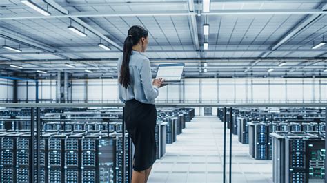 랩톱 컴퓨터를 사용하는 데이터 센터 엔지니어 사이버 보안을 위한 데이터 보호 네트워크와 함께 작업하는 다민족 여성 시스템