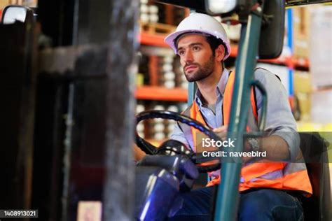 지게차 운전자가 산업용 컨테이너 창고 공장에서 상자를 옮기는 창고 직원 지게차로 깨어난 남자 노동자 지게차에 대한 스톡 사진 및