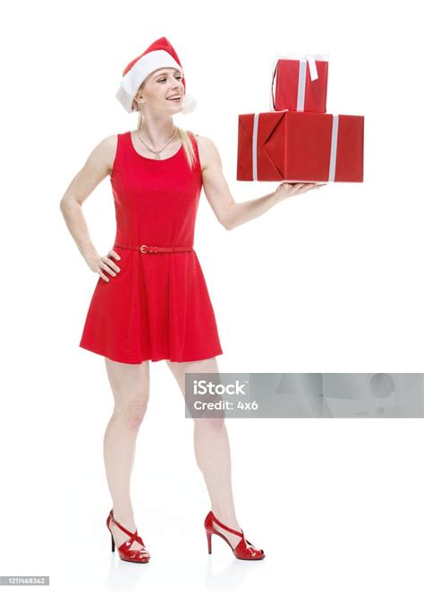 산타 모자를 쓰고 선물 상자를 들고 흰색 배경 앞에 서있는 백인 여성 20 29세에 대한 스톡 사진 및 기타 이미지 20 29세 25 29세 금발 머리 Istock