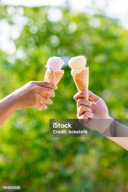 여자 들고 공원에서 아이스크림을 먹고 여름 자연 빛 배경에 손에 녹는 아이스크림 와플 콘을 들고 손 건강한 식생활에 대한 스톡 사진 및 기타 이미지 Istock