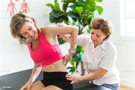 병원에서 스포티한 환자와 함께 일하는 노인 물리치료사 2명에 대한 스톡 사진 및 기타 이미지 2명 강사 건강 진단 Istock