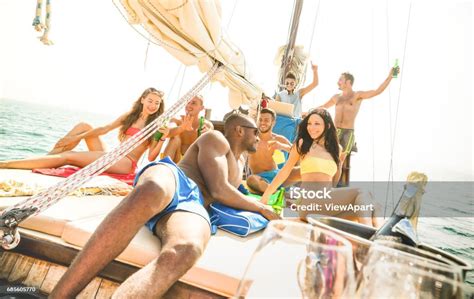 Dj 세트와 함께 요트 파티에서 재미를 갖는 다민족 친구 그룹 요트에 젊은 다인종 사람들과 우정 개념 독점적 인 분위기에 여행 라이프 스타일 따뜻한 밝은 필터 파티에 대한