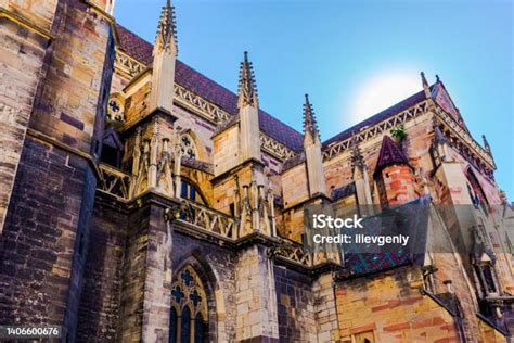 알자스 오래된 고대 프랑스 도시 콜마르에있는 세인트 마틴 교회 프랑스 여름 여행 유럽 국가 프랑스 건축 항해 따뜻한 화창한 날 여행 목적지 거리 주택의 외관 교회에 대한