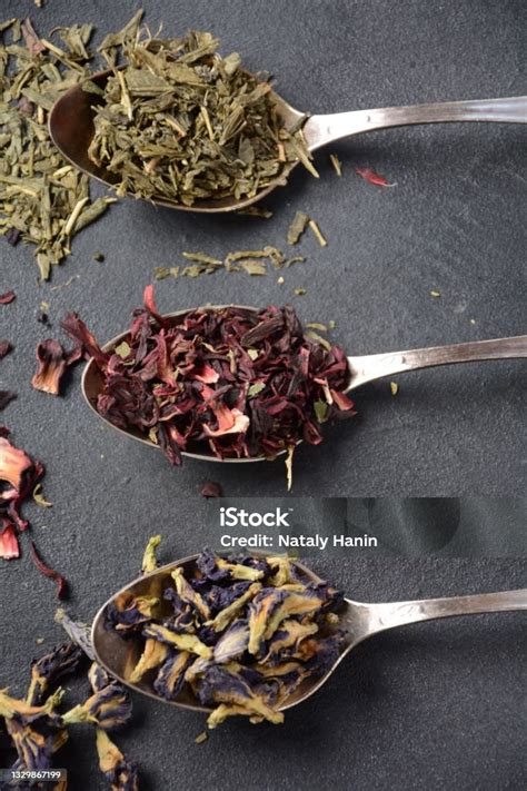 테이블에 숟가락에 드라이 차 반차 녹색 히비스커스 나비 완두콩 꽃 차의 다양한 종류 잎차에 대한 스톡 사진 및 기타 이미지