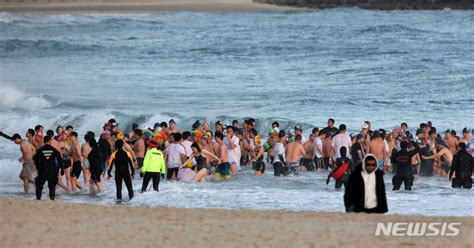차가운 겨울바다에 풍덩