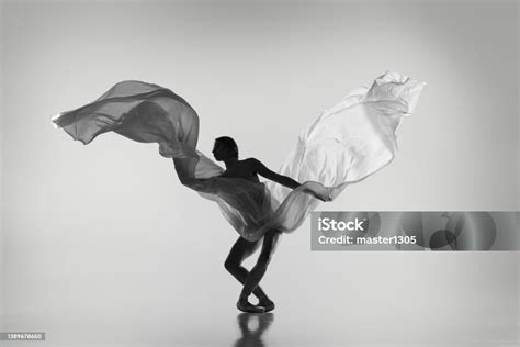 천으로 춤추는 우아한 발레리나의 흑백 초상화 회색 스튜디오 배경에 고립 된 천 은혜 예술 아름다움 개념 무중력 유연한 20 24