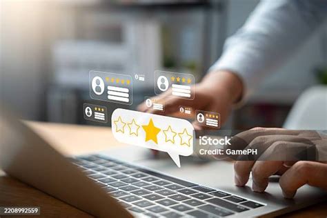 온라인 고객 리뷰 및 별 5개 등급 노트북을 사용하여 제품 및 서비스 평가 피드백 및 만족도 리뷰 제공 디지털 플랫폼에서 경험 공유 등급매기기에 대한 스톡 사진 및 기타