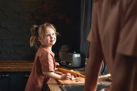 함께 요리하세요 유치원 딸은 부엌에서 어머니의 감독하에 반죽을 굴리고 있습니다 피자를 요리하는 법을 배우는 어린 소녀 2 3 살에 대한 스톡 사진 및 기타 이미지 Istock