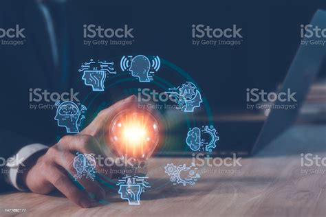 Ai 기술 개념 Ai 기술을 사용하여 비즈니스 프로젝트를 수행하는 사람 컴퓨터 랩톱에서 작업하고 Ai 아이콘으로 전구를 만지는