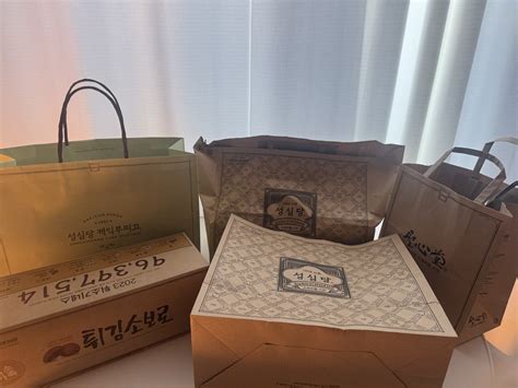 대전에서 퀵으로 도착한 선물 늘 과분한 사랑을 받는거 같아서 나를 돌아보게끔 해주는 다들 디엠으로 챙겨주시는 빼빼로도 잘먹을게요 과분한 사랑을 받는 만큼 늘