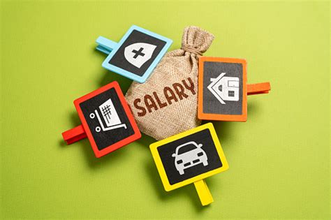 급여 및 비용 돈 가방과 첨부된 표지판은 지출 항목을 상징합니다 재무 관리 및 지출 계획 경제 및 비즈니스 투자 및 자금 다각화 0명에 대한 스톡 사진 및 기타 이미지