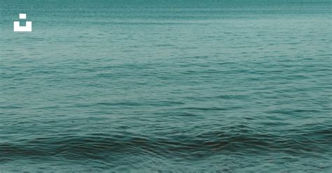 바다에서 파도를 타고 서핑 보드를 타는 사람 사진 Unsplash의 무료 과테말라 이미지