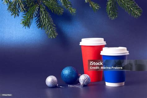 빈 파란색과 빨간색 커피 컵을 이동 12월에 대한 스톡 사진 및 기타 이미지 12월 1월 겨울 Istock