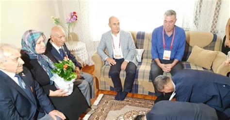 천안시장 일행 터키서 한국전 참전용사에게 큰절