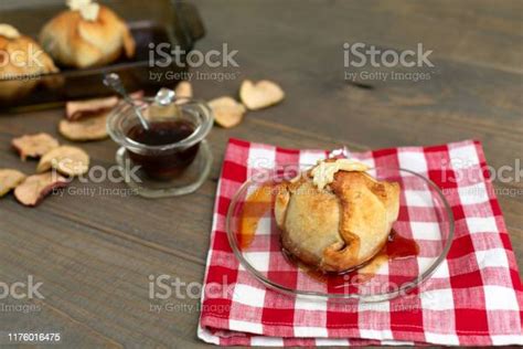 나무 테이블에 빨간색과 흰색 체크 냅킨과 사과 모양의 접시에 갓 구운 수제 사과 만두 배경에 갈색 설탕 계피 시럽의 사과 모양의 그릇 0명에 대한 스톡 사진 및 기타 이미지