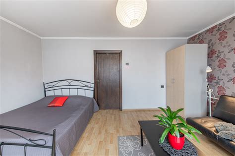 집 거실과 침실 창문 세련된 복고풍 스타일의 아파트 개방적인 인테리어 소파 소파와 옷장 옷장 단단한 나무 바닥과 카펫 커피 테이블과 꽃 0명에 대한 스톡 사진 및 기타