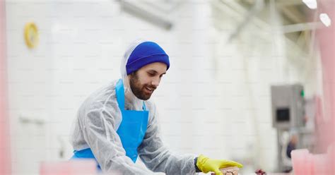 생선 공장 직원이 가공 홍합으로 플라스틱 용기의 무게를 재고 전자 포장을 위해 사진 Unsplash의 공장 이미지