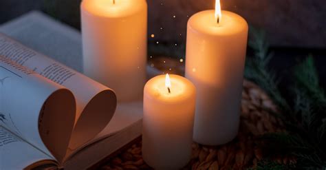 가벼운 고요한 공부하다 독서 코너 독서하는 따뜻한 빛 명상 무드 조명 묵상 문학 문호 밀랍 밤 부드러운 빛 분위기 불꽃 세 개의 양초 아늑한