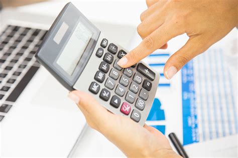 여성 회계사의 계산 하는 은행 닫습니다 저축 재정 및 경제 개념 개념에 대한 스톡 사진 및 기타 이미지 개념 경제 계산기 Istock