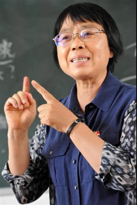 全国妇联授予张桂梅全国三八红旗手标兵称号 热点