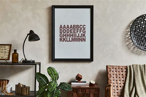 모의 포스터 프레임 갈색 안락 의자 산업 기하학적 선반 및 개인 액세서리와 우아한 남성 거실 디자인의 창조적 인 인테리어 구성