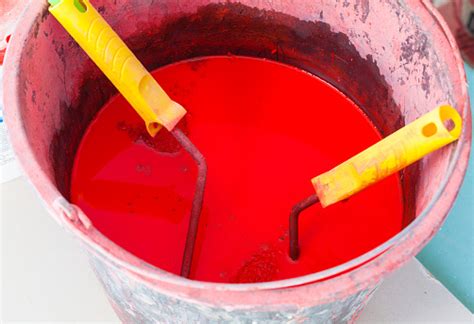 그리기 전에 빨간 페인트 플라스틱 양동이 노란색 손잡이 가진 페인트 롤러 리노베이션 리 모델링 및 아파트의 건설 기간 동안 아파트에 있습니다 0명에 대한 스톡 사진 및 기타