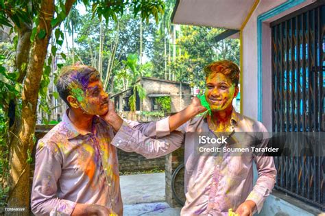 인도의 홀리 페스티벌 동안 두 명의 젊은 청소년 들이 서로 색칠 하 고 있습니다 개념에 대한 스톡 사진 및 기타 이미지 개념 개념과 주제 남성 Istock