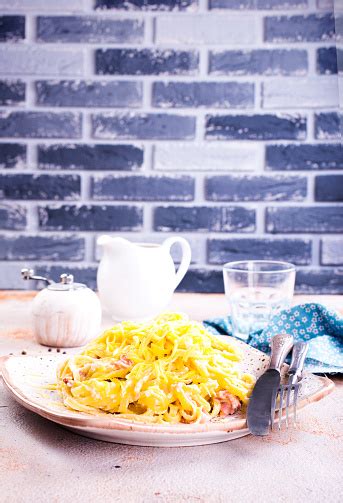 접시에 베이컨과 파마산 치즈를 곁들인 파스타 카르보나라 평면도 공간 복사 건강한 생활방식에 대한 스톡 사진 및 기타 이미지 건강한 생활방식 고기 그릇 Istock