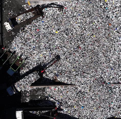 플라스틱 재활용 쓰레기 처리로 분주한 자원순환센터 연합뉴스
