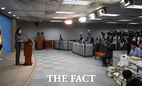 [tf포토] 배현진 자유한국당 비대위 대변인 깔끔한 브리핑 포토 기사 더팩트