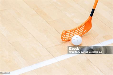 플로어볼 스틱과 하얀 공은 단단한 나무 코트 바닥에 있습니다 수평 스포츠 테마 포스터 인사말 카드 헤더 웹 사이트 및 앱 0명에 대한 스톡 사진 및 기타 이미지 Istock