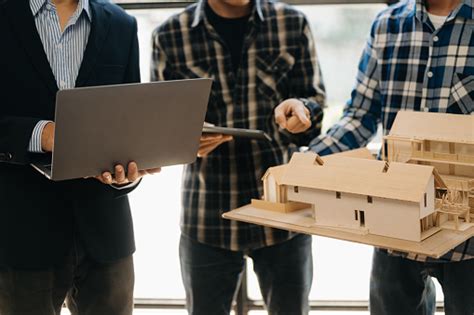 함께 일하는 엔지니어 팀은 현대 도시의 건설 현장에서 작업자 헬멧 안전모를 착용합니다 사무실에 있는 아시아 산업 전문 팀 3