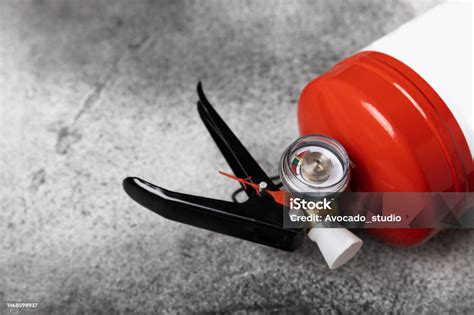 검은 질감 벽의 배경에 소화기 벽에 실내에 있는 빨간 소화기 화재 예방 가정용 소화기 모형 텍스트 공간 복사 공간 0명에 대한 스톡 사진 및 기타 이미지 Istock