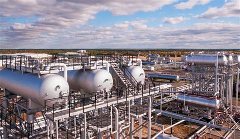 석유 및 가스 산업 석유 정제 및 가공 파이프를 통한 오일 운송을 위한 오일 펌핑 스테이션 및 파이프의 적절한 압력을 유지합니다 0명에 대한 스톡 사진 및 기타 이미지