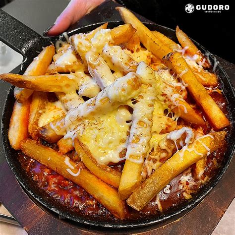 구도로 찐 한 토마토 라구 소스와🍅 감자튀김 그리고 치즈의 환상조합🍟🧀 가볍지만 풍부한 맛의